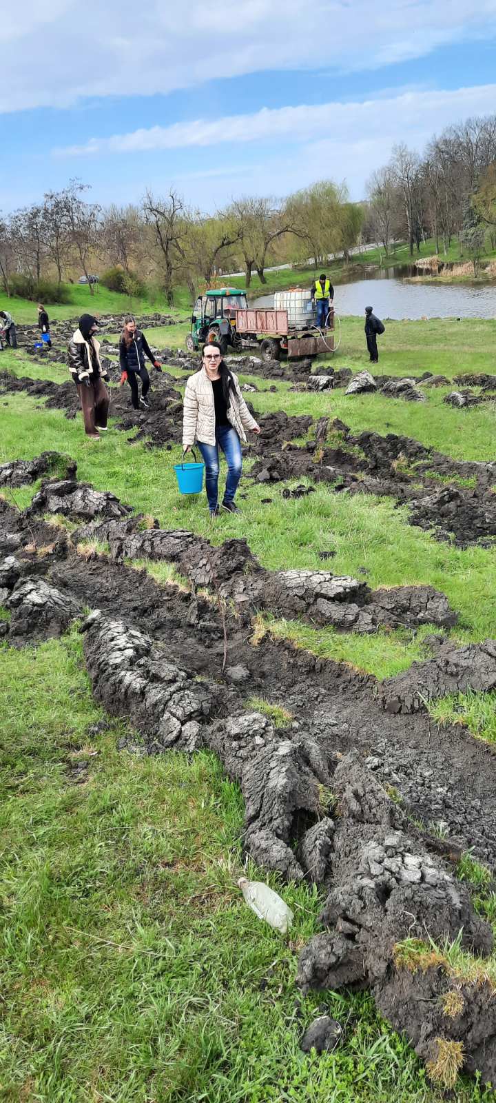 Elevii din Rîșcani, alături de inspectorii de mediu, plantează viitorul ...